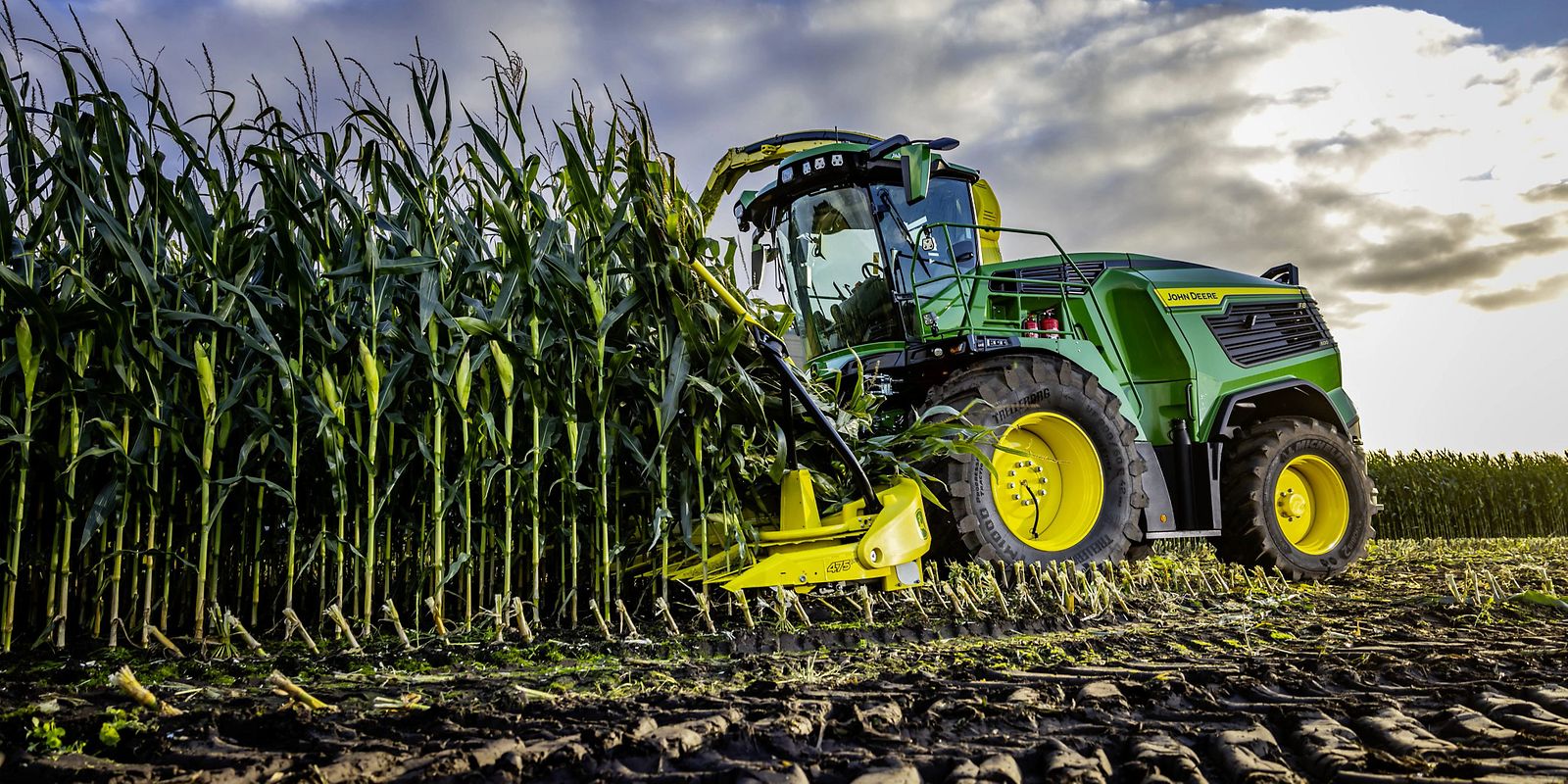 John Deere Unveils New F8 and F9 Self-Propelled Forage Harvesters | John Deere UK